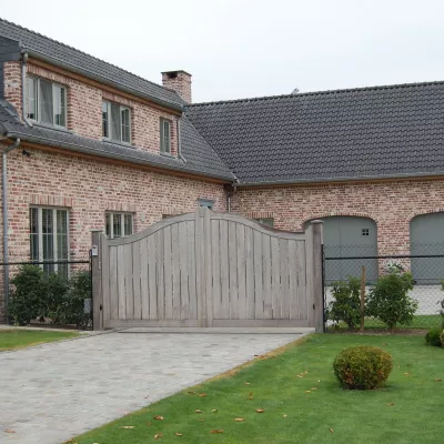 The perfect gate for a sloping driveway | De Sutter Naturally